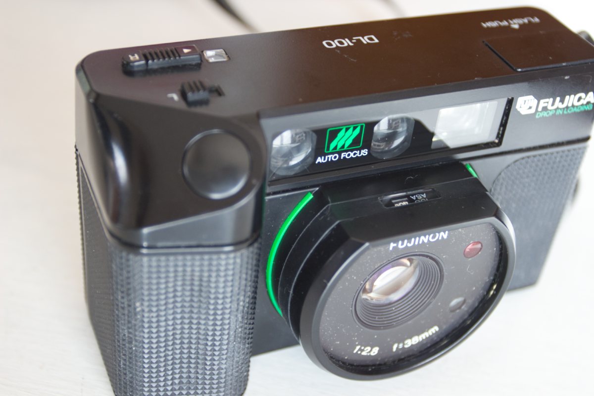 Encore un pionnier qui a pris quelques rides : le Fujica DL 100 ...